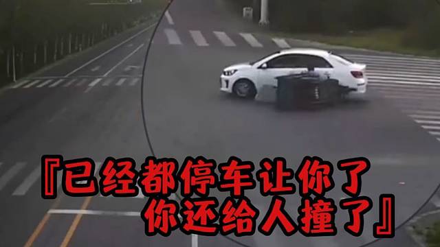 电动车路口闯红灯遇上正常行驶小轿车,结果…