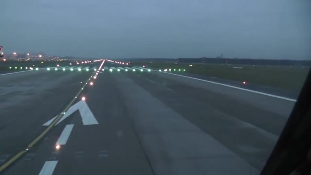 波音737驾驶舱第一视角:客机起飞全过程,这是一种完全不同的体验
