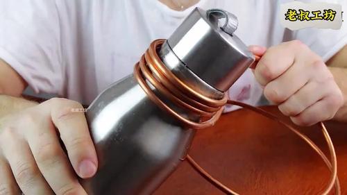 小伙利用铜管和气泵制作了一台快速制冷的迷你冰箱,太有创意了