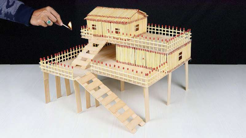 小伙子用冰棒棍和火柴建造了一座火柴房子,看看他做得怎么样?