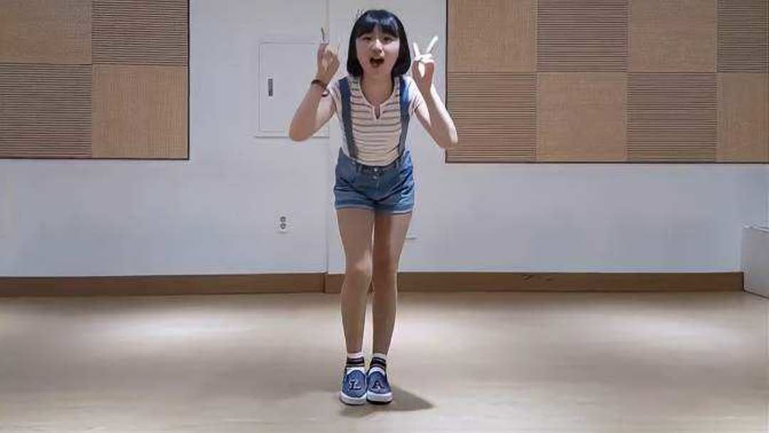 13岁小学生舞蹈室跳舞