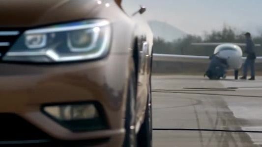 上海大众官方测试视频:1.8T凌渡牵引飞机,动力澎湃