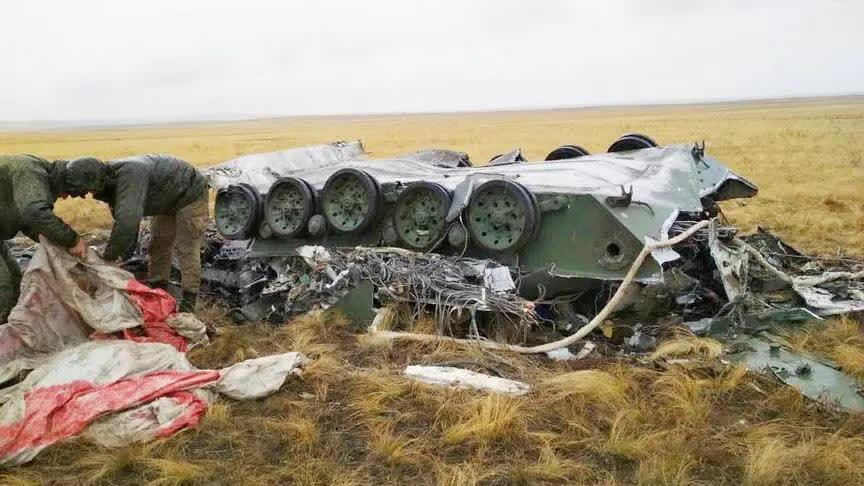 俄军空降兵演习发生事故,降落伞发生故障,空降战车砸向地面