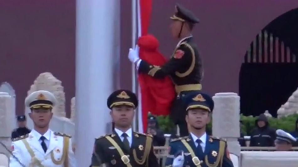 这才是正确的升旗,简单动作重复千万次,就为了这一时刻