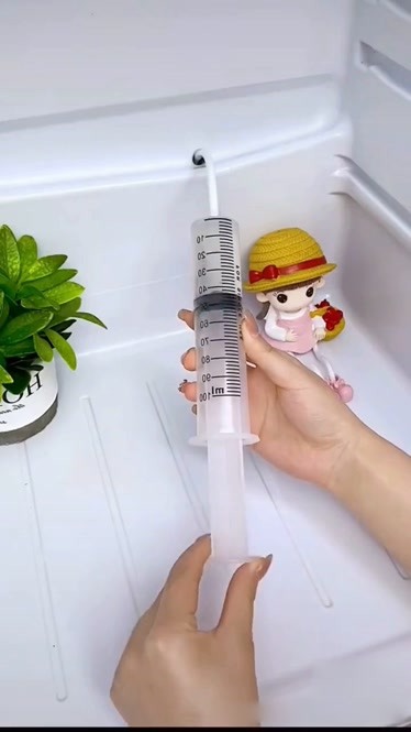 家里冰箱积水结冰的,试试这个冰箱疏通器