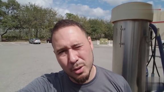 大哥在洗车店直播拆解吸尘器,没想到拆出个意外惊喜