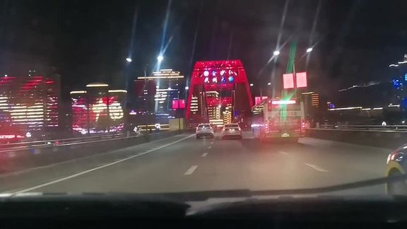 冷冷街中我独自在徒步,心里早也已习惯了失眠,夜里烟花闪闪色彩,代表...