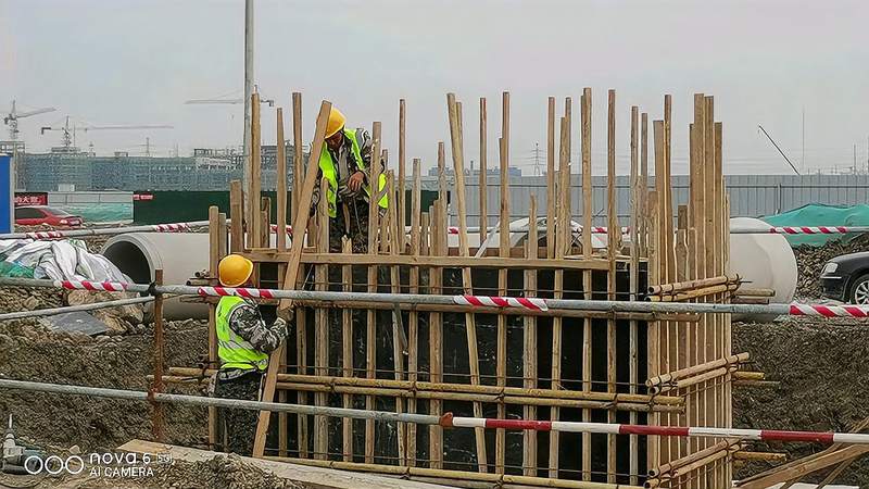 木工师傅们正在支模板,辛苦的打工人