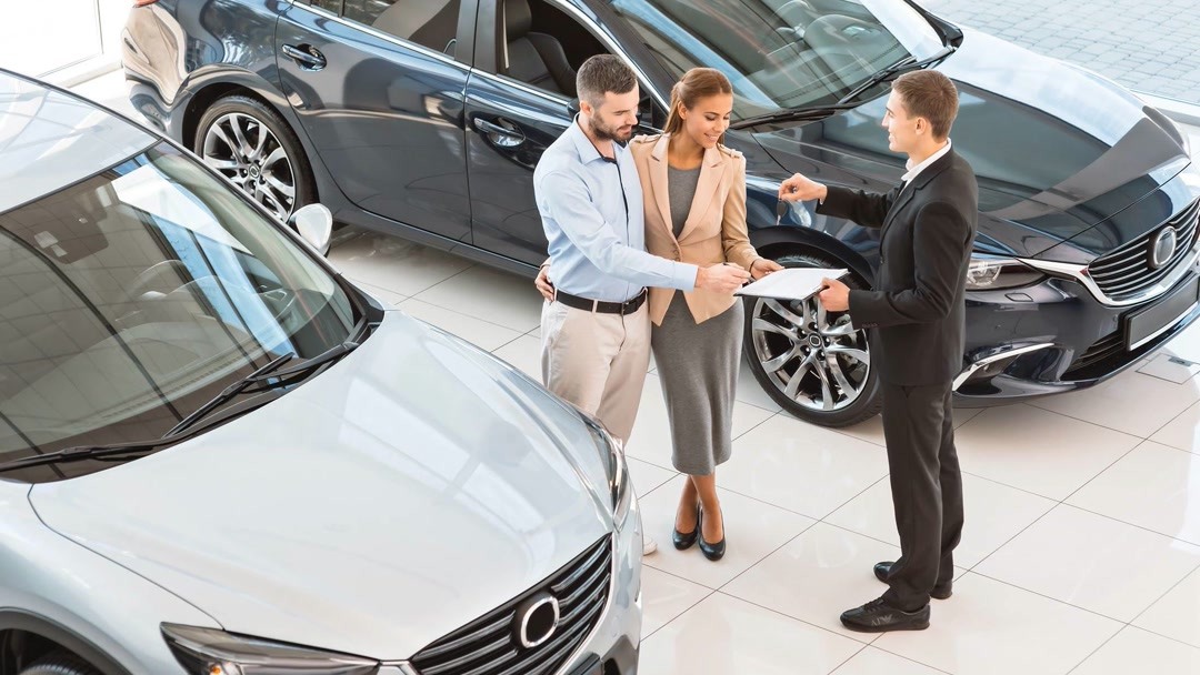 买劳斯莱斯会送价值10万的雨伞,买法拉利会送什么看完都不敢信