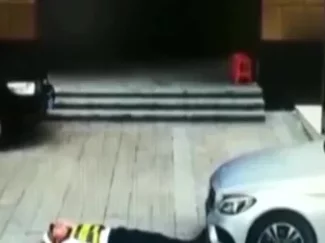 豪车女司机蓄意撞飞交警,交警你活腻了吧网友结局很精彩