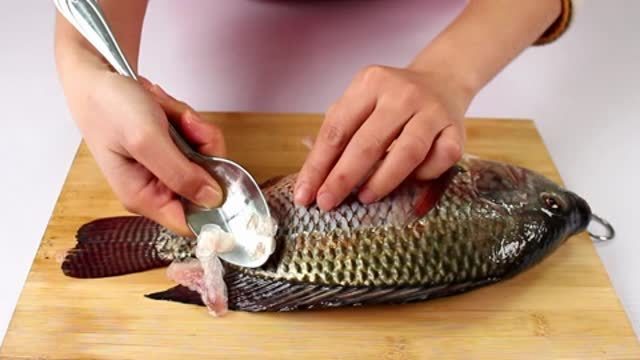 刮鱼鳞你还在用刀?厨师朋友教我一招,只需用它就能轻松搞定