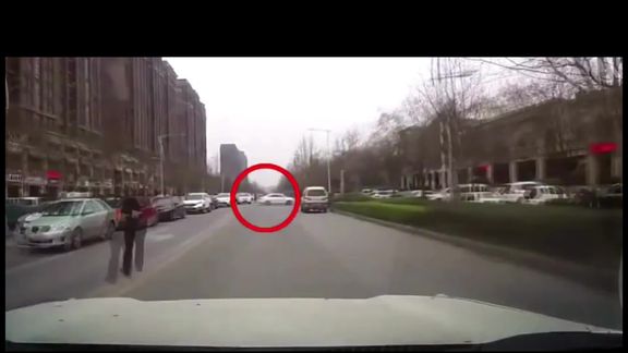 警示:倒车不观察,不发生碰撞才怪