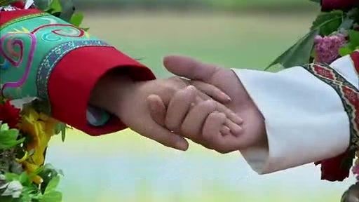 还珠格格:晴儿箫剑举行白族风俗婚礼,小燕子班杰明献唱祝福