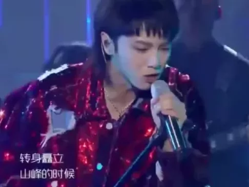 华晨宇与观众激情互动,粉丝站起来呐喊