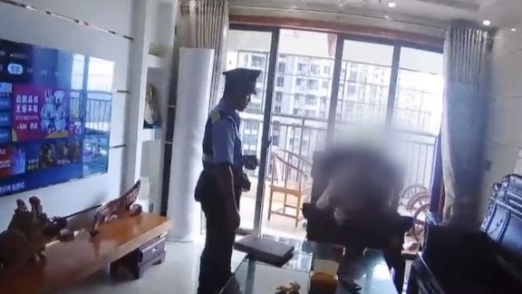 80万现金被盗?男子4小时内报警8次,民警赶到后却把他抓了