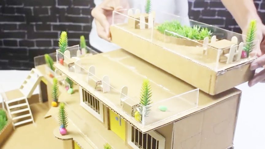 小伙用纸板制作小房子模型,真是太厉害了