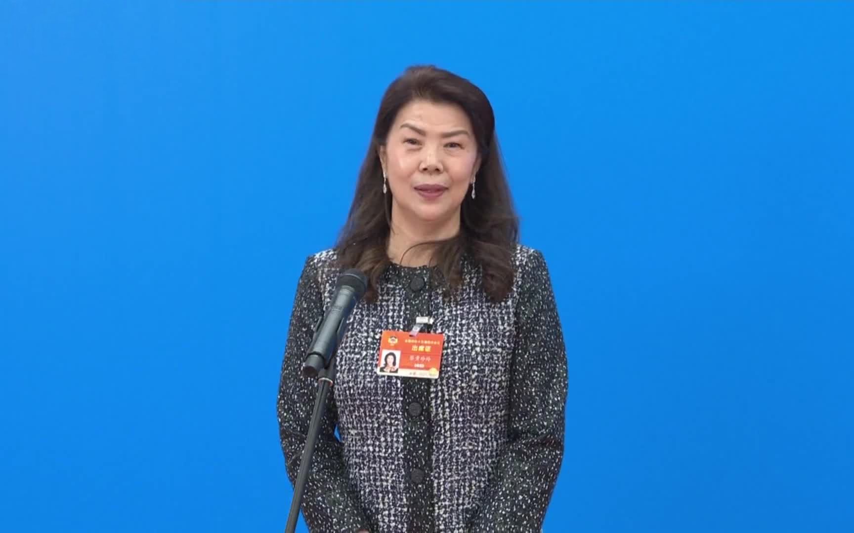 政协委员:手把手教香港500多个学校升国旗唱国歌