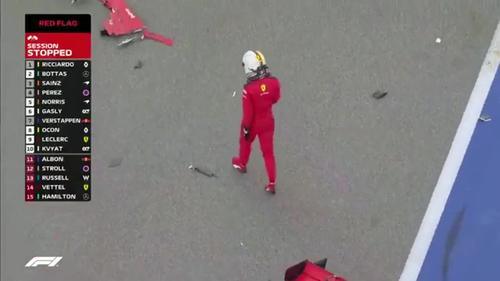 F1方程式赛车现场,撞车淘汰后,车手默默去捡回了撞毁的前翼