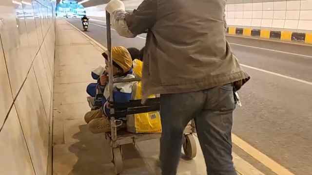 朴实的爱!他每天推推车送娃们上学