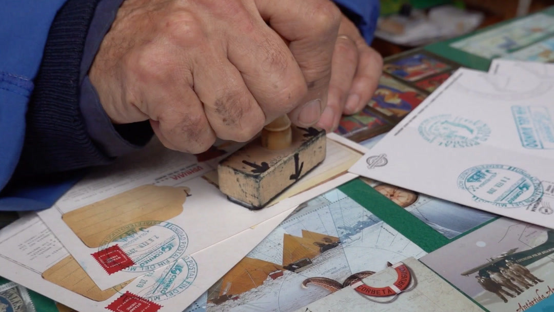 在世界尽头的邮局寄明信片是怎样一种体验?