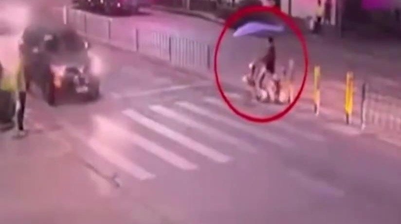 大货车撞倒电动车,电车差点成轮胎下的亡魂,一看监控却说撞得好