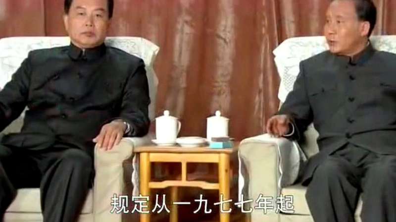 领袖和此人一起出席会议,两个人的座位挨在一起,看出他的权力!