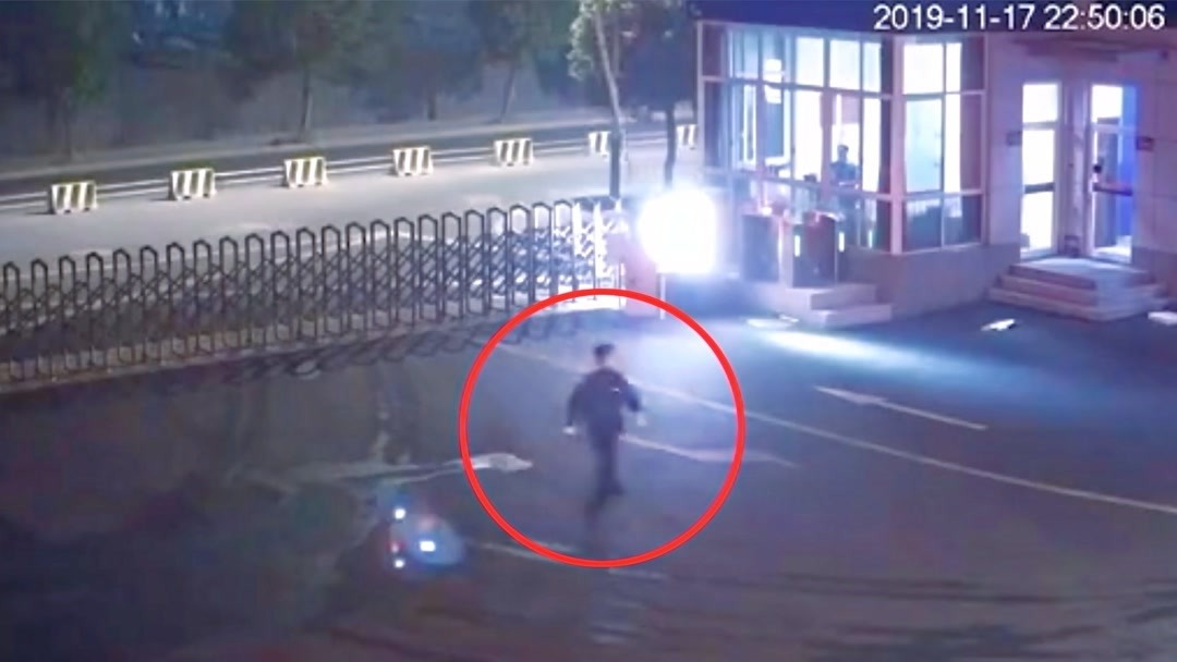 开心的像个孩子!消防员出警归来一步三蹦跶满心欢喜