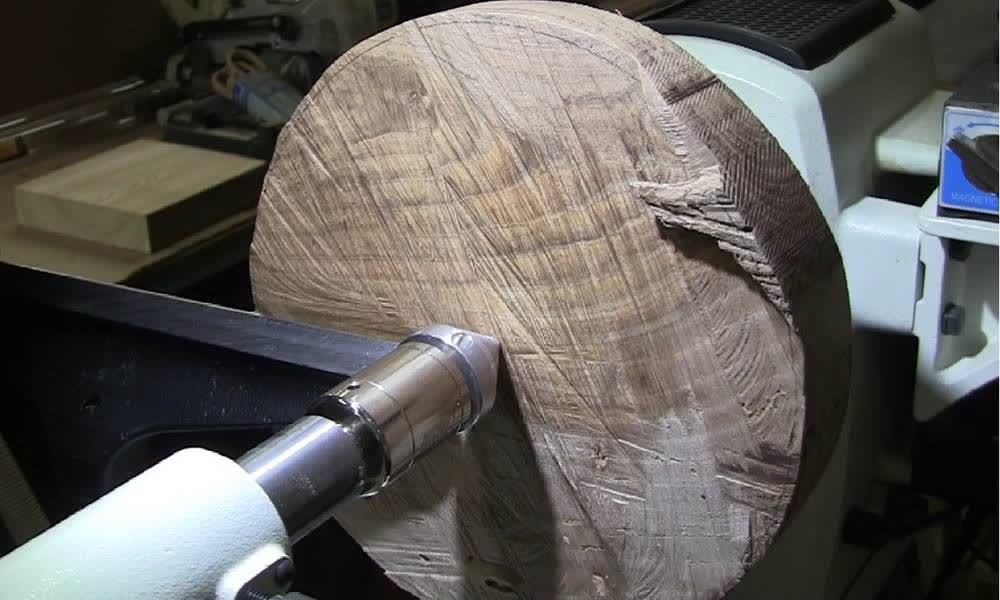 拿来一块上等木料,放上车床将其打磨,成品真漂亮