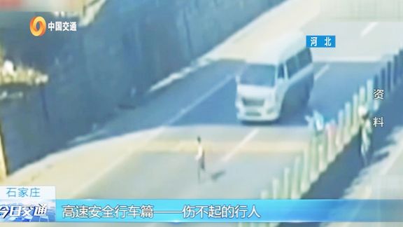 惨痛教训!小学生横穿马路直接被车撞飞!同伴被吓的赶紧逃跑!