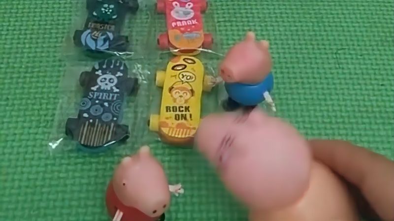 乔治买了橡皮擦,小猪佩奇看到是滑板车,叫猪妈妈来看