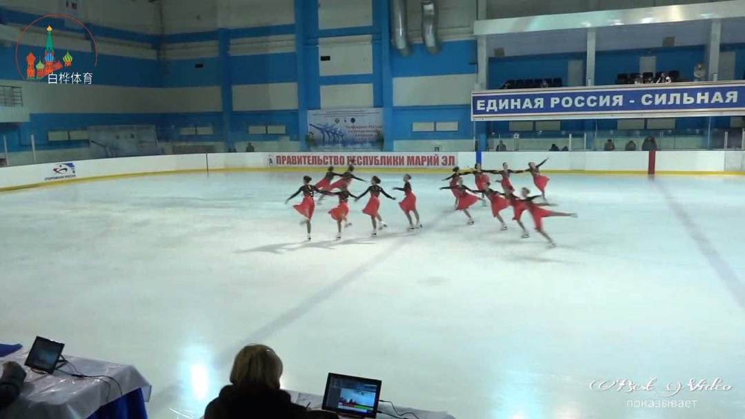 俄罗斯女孩表演花样滑冰队列滑,最后的造型锦上添花