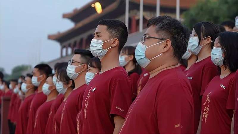 ...中国人民大学师生赴天安门广场观礼升旗仪式,新入职教职工代表、20...