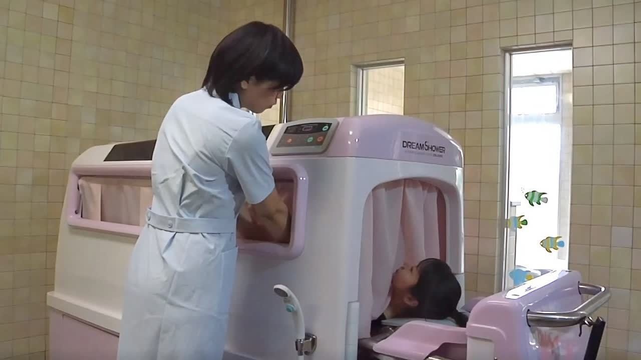 国外发明全自动洗澡机:躺着就能把澡洗,还有按摩桑拿等功能!