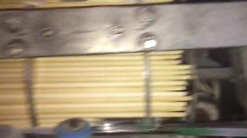一次性筷子的生产过程,全程都是机械做工,根本都没有看见人工干活!