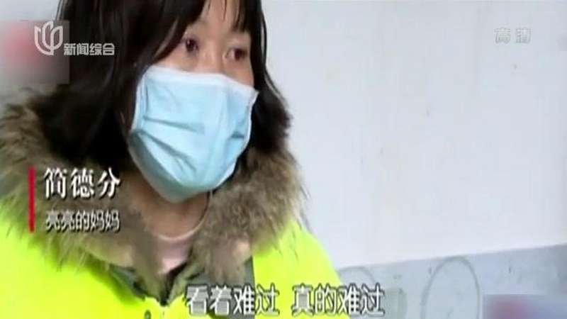 用功男孩 在路边蹭网上课