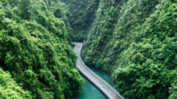 艰苦环境,坚强意志,笑对人生。