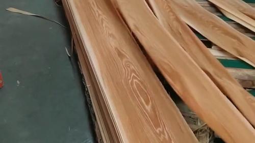 一棵大树分割成的薄皮,制作成楼房门来安装,纯实木的纹路就是清晰!