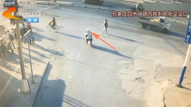 石家庄事故现场:胆大骑车人在机动车道一路逆行,惨被货车撞飞