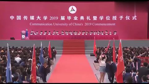中国传媒大学毕业典礼姑娘霸气演讲,听声音还真以为是中国人呢