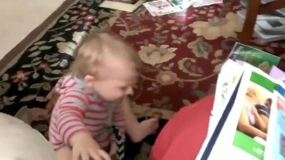 外国萌宝要玩剪刀,不给他就做地上闹,妈妈这样教育方式超赞!