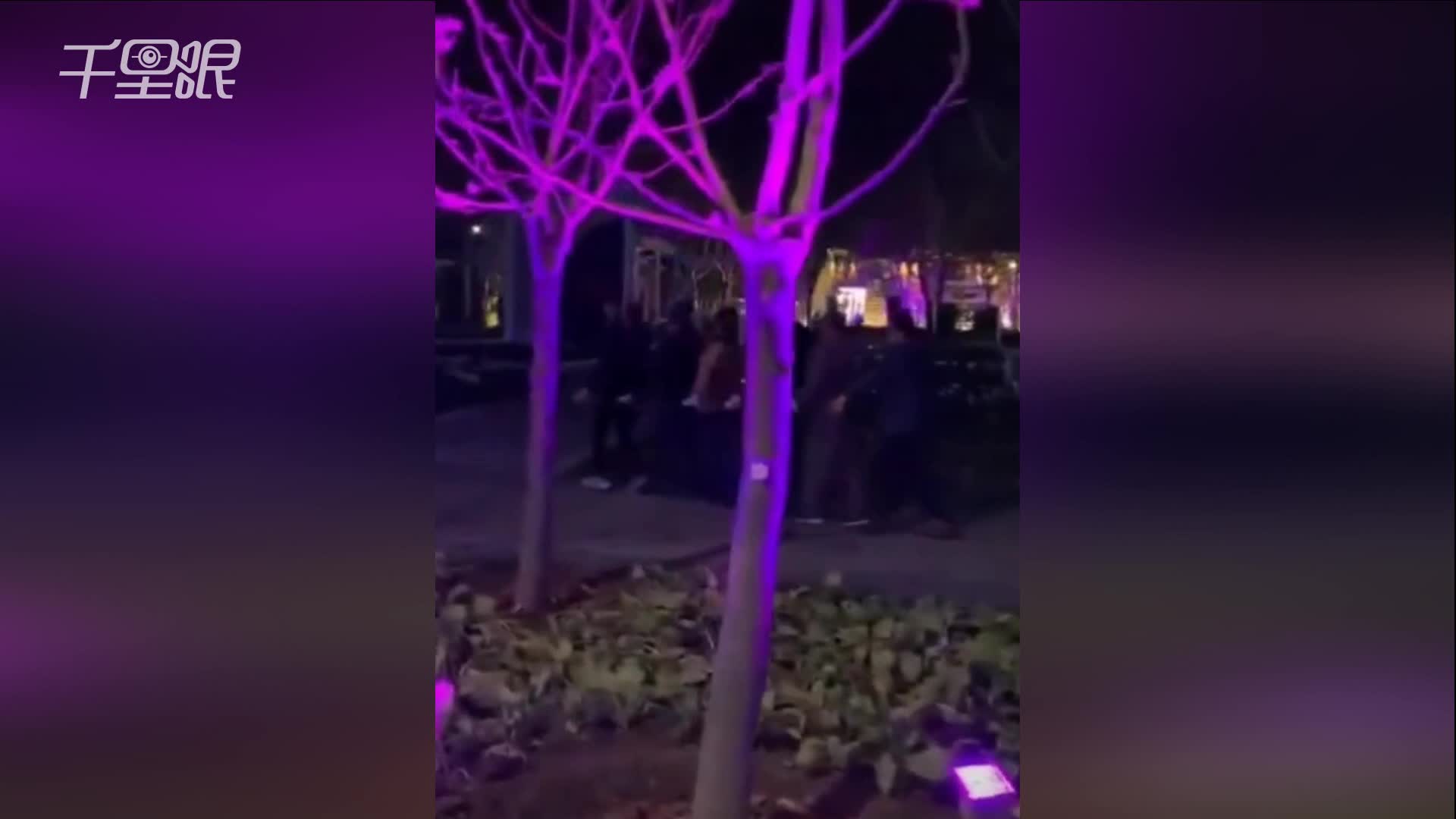 一群人晚上抬着一大块玻璃移动,动作怪异太吓人了,就不能白天搬吗?