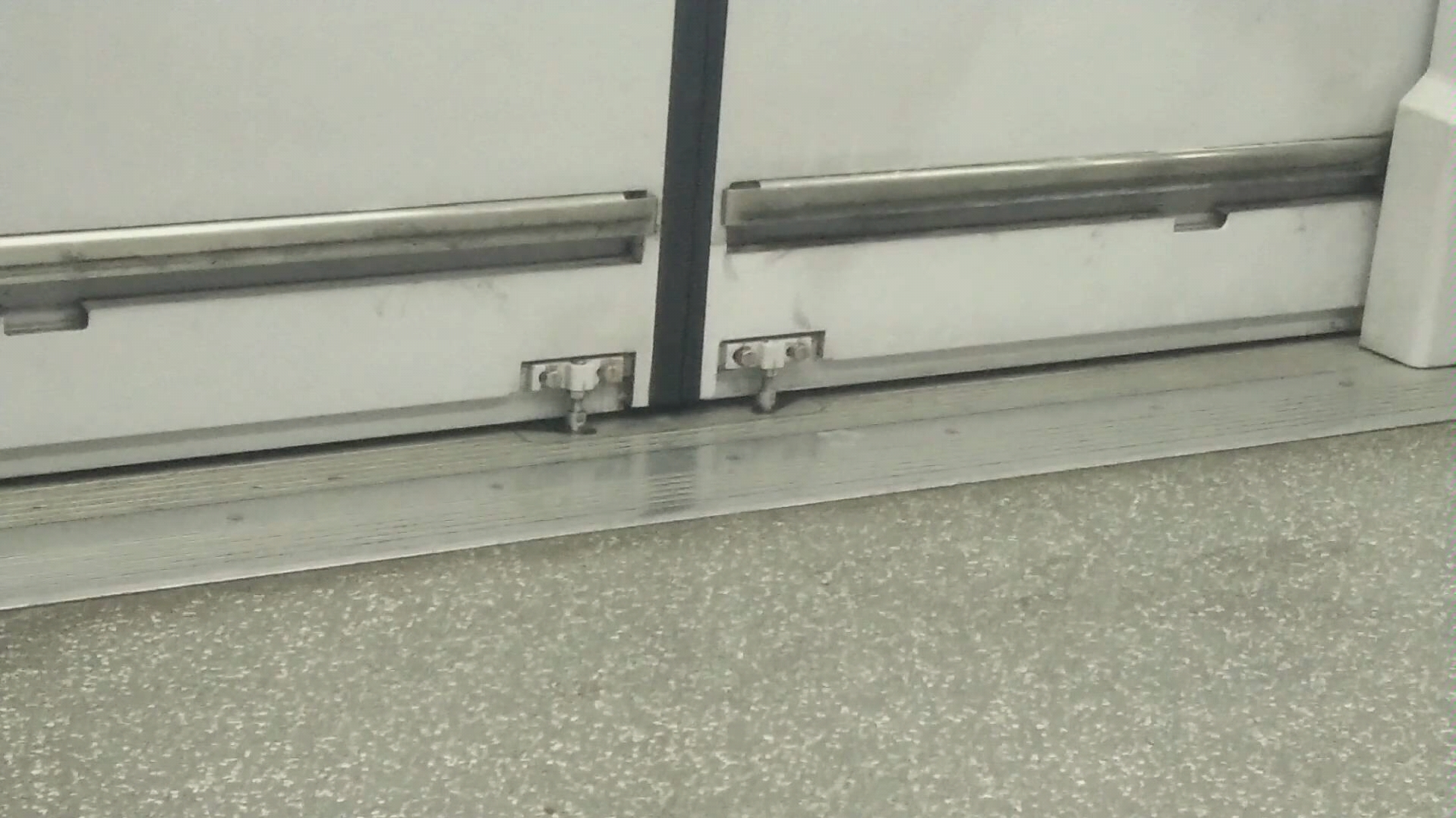 申通地铁三号线塞拉门 附报站语音