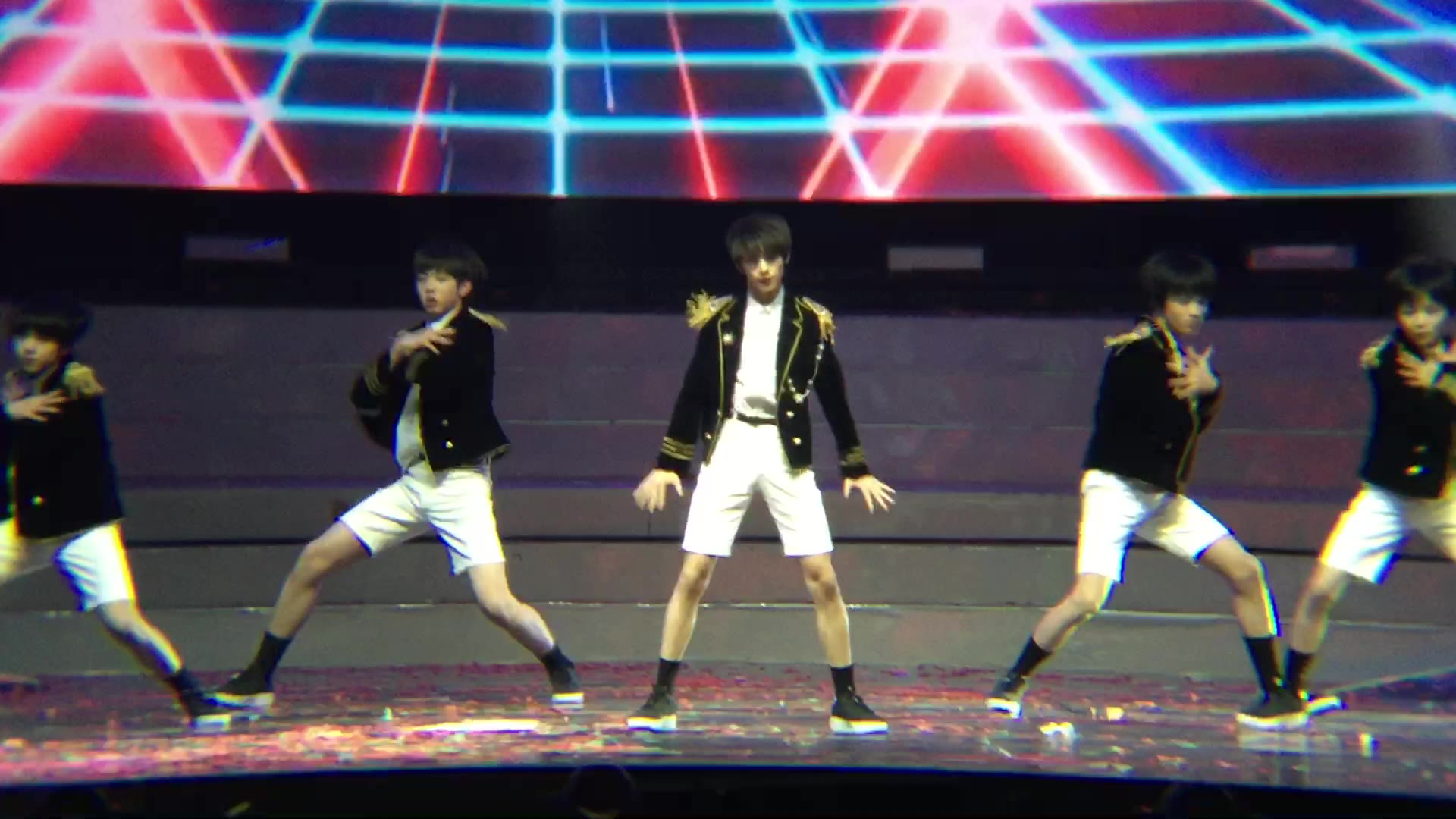 tf家族在4周年演唱会上跳舞片段