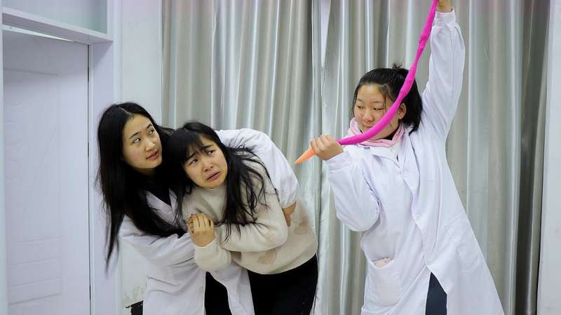 医生用自制黏土大针管,给被狗咬的病人打针,病人的反应太逗了