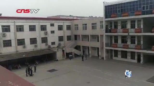 河南踩踏事故学校副校长:孩子像洪水一样往下冲