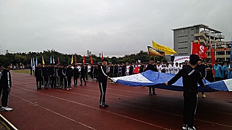汽修专业部学生在运动会开幕式中
