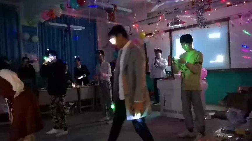 我儿子元旦联欢晚会表演,帅不帅。