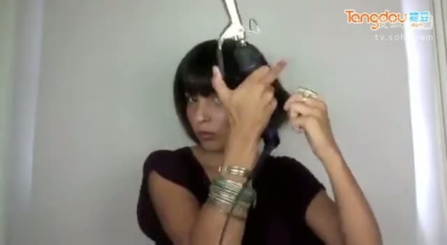 短发女生如何卷头发 卷发棒的使用方法