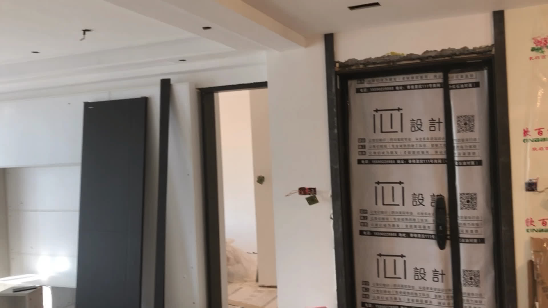 请师傅安装房门,人工收费120元一张,一天能按5个门,赚不少呢