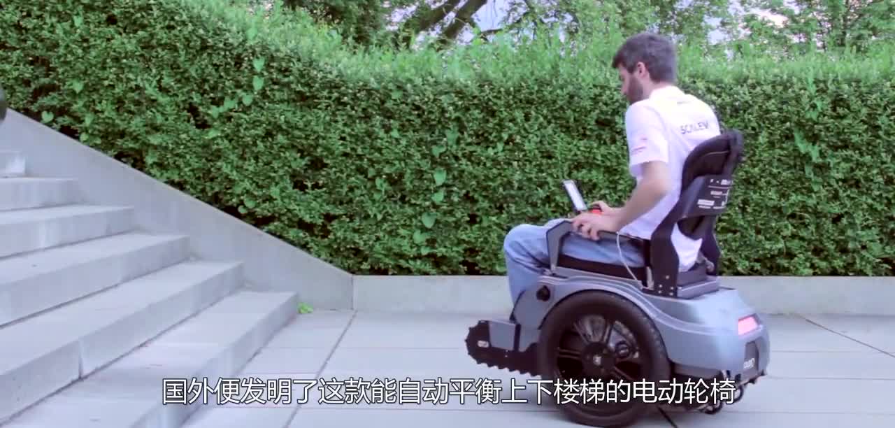 不可思议的“爬楼轮椅”,可轻松上下楼,解决残疾人出行问题!
